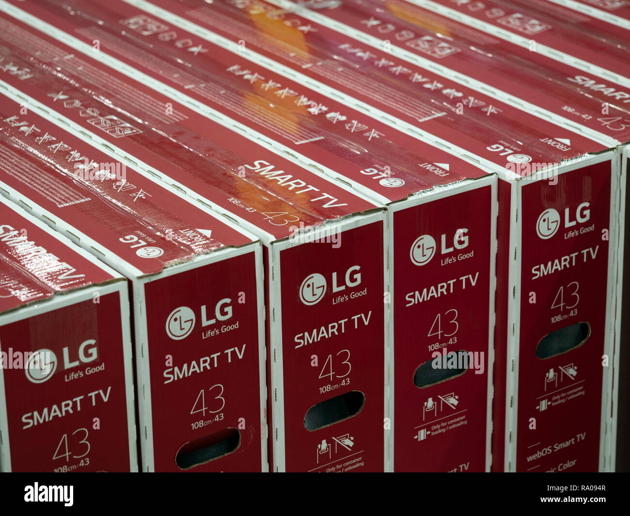 Boxes with LG television in the store Stock Photo - Alamy