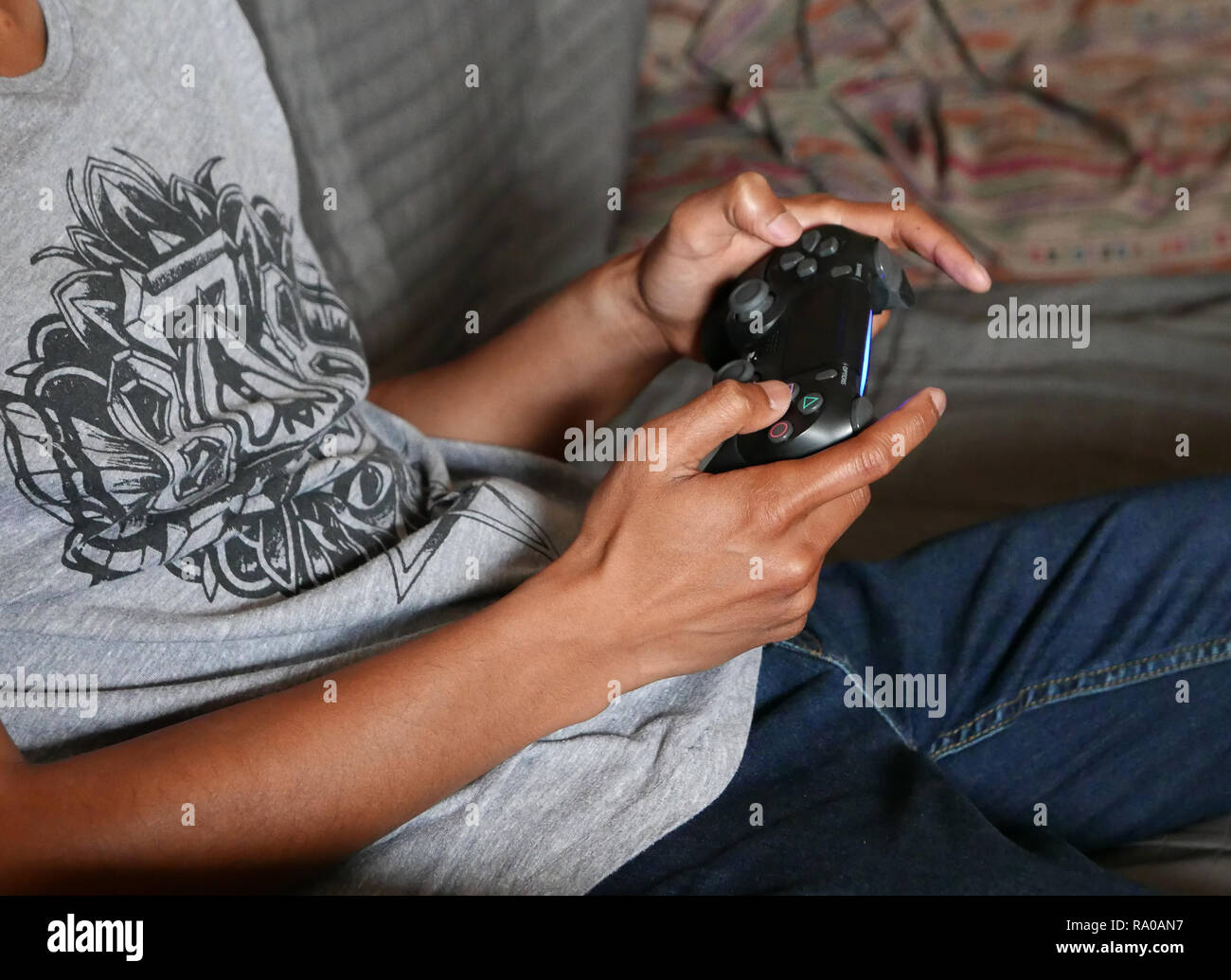Ps4 video game boy hi-res stock photography and images - Alamy