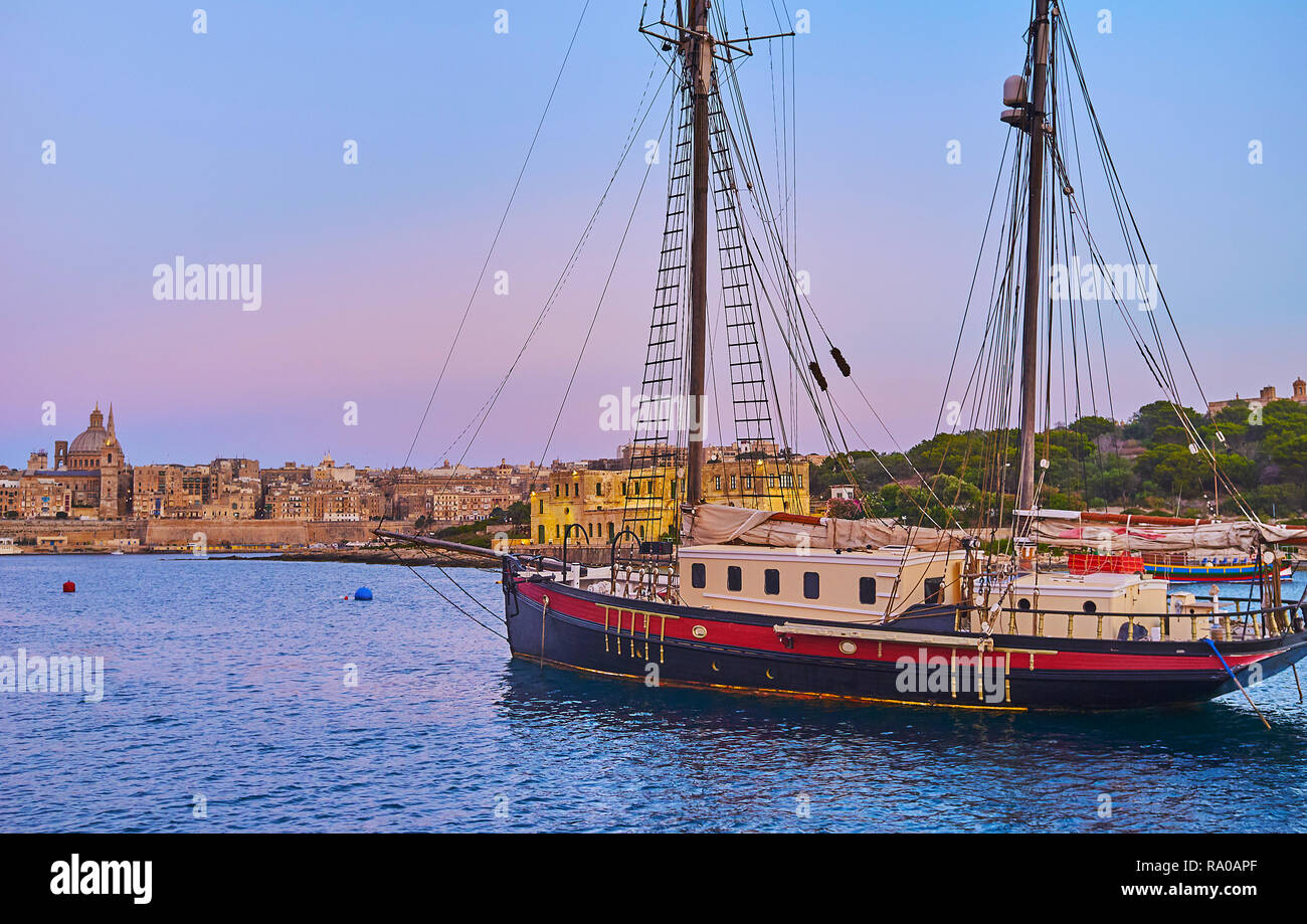 Old style galleon hi-res stock photography and images - Alamy