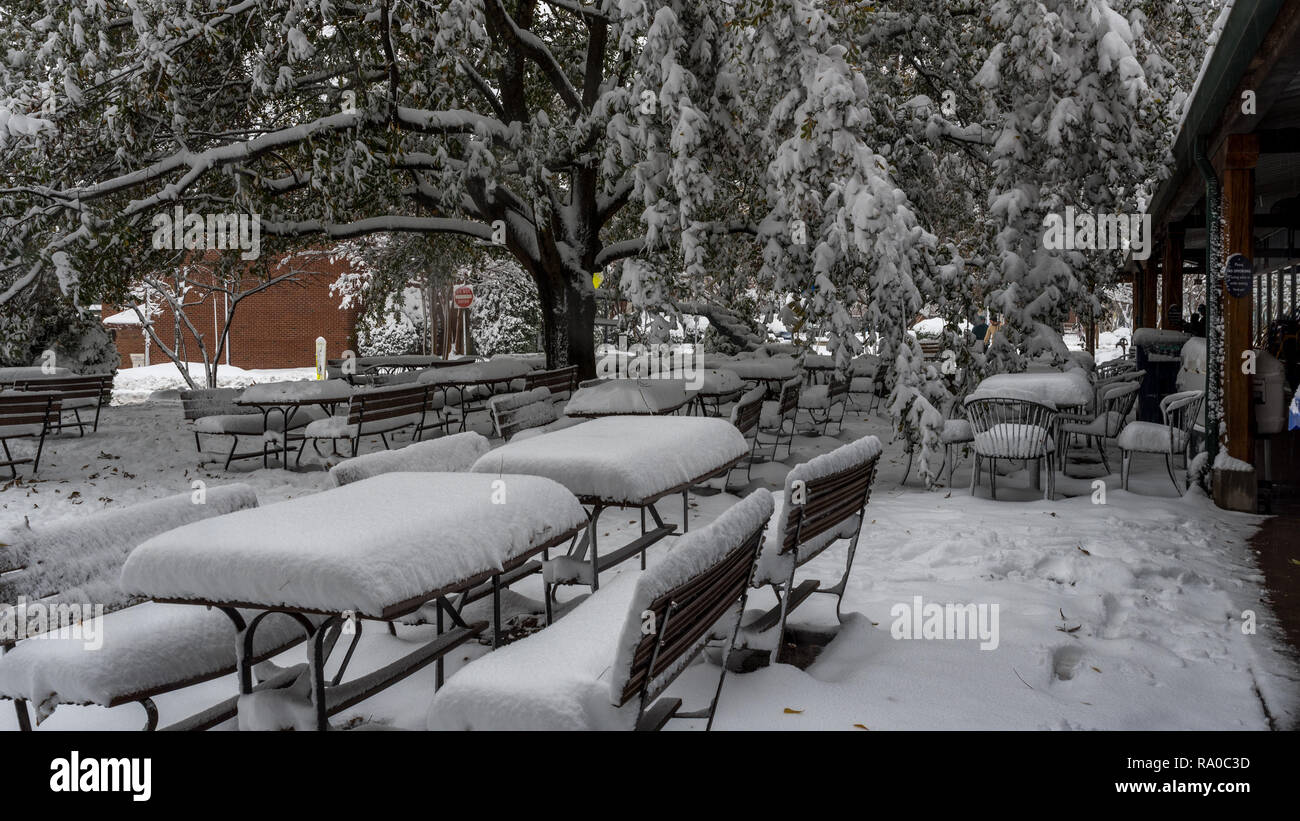 Picnic table and benches hi-res stock photography and images - Alamy