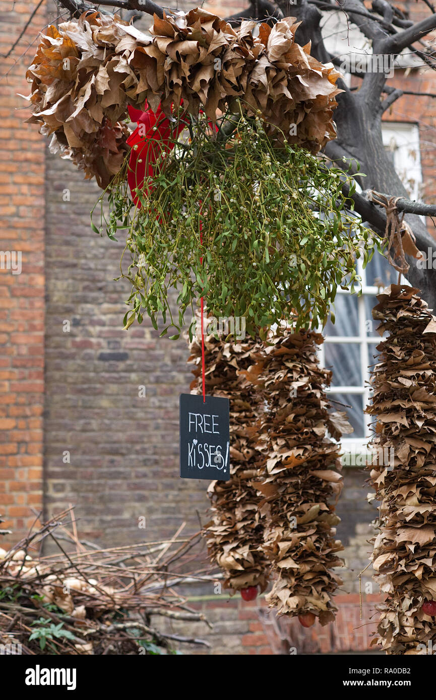 Sign for free kisses underneath mistletoe Stock Photo - Alamy