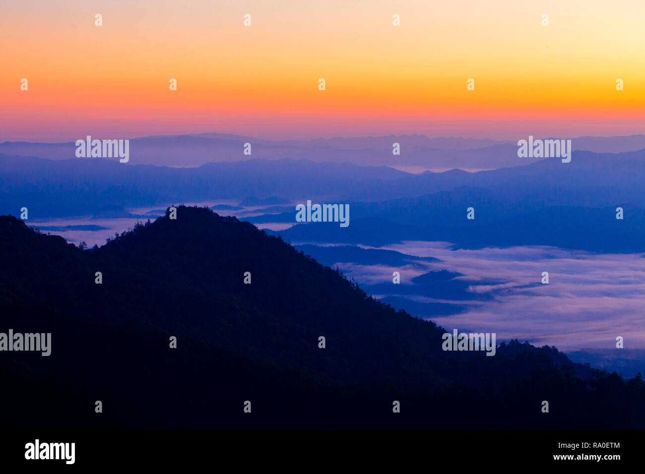 Trip to the highest Mountain of Pai - Mountain view with foggy ...