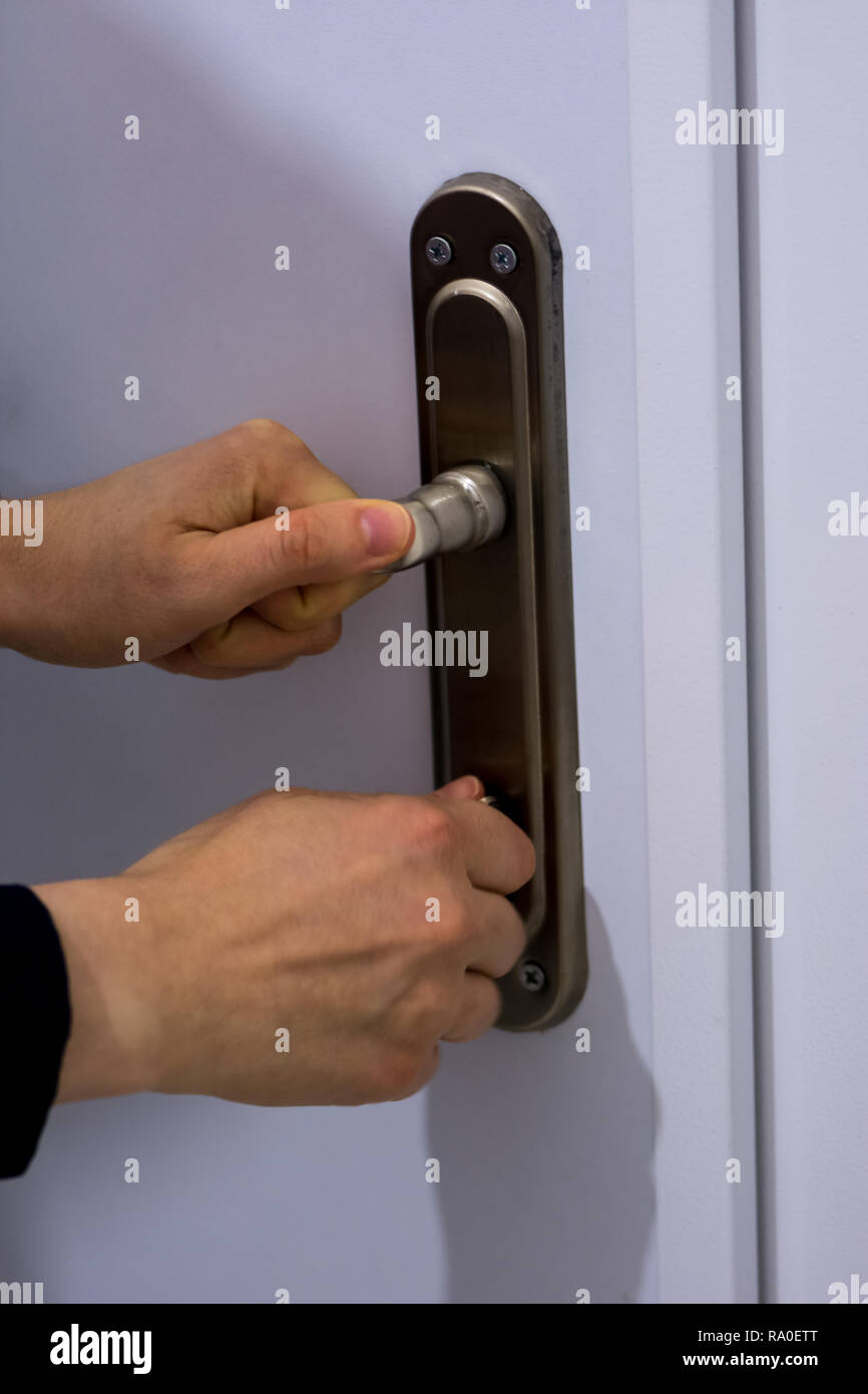 Women afraid door hi-res stock photography and images - Alamy