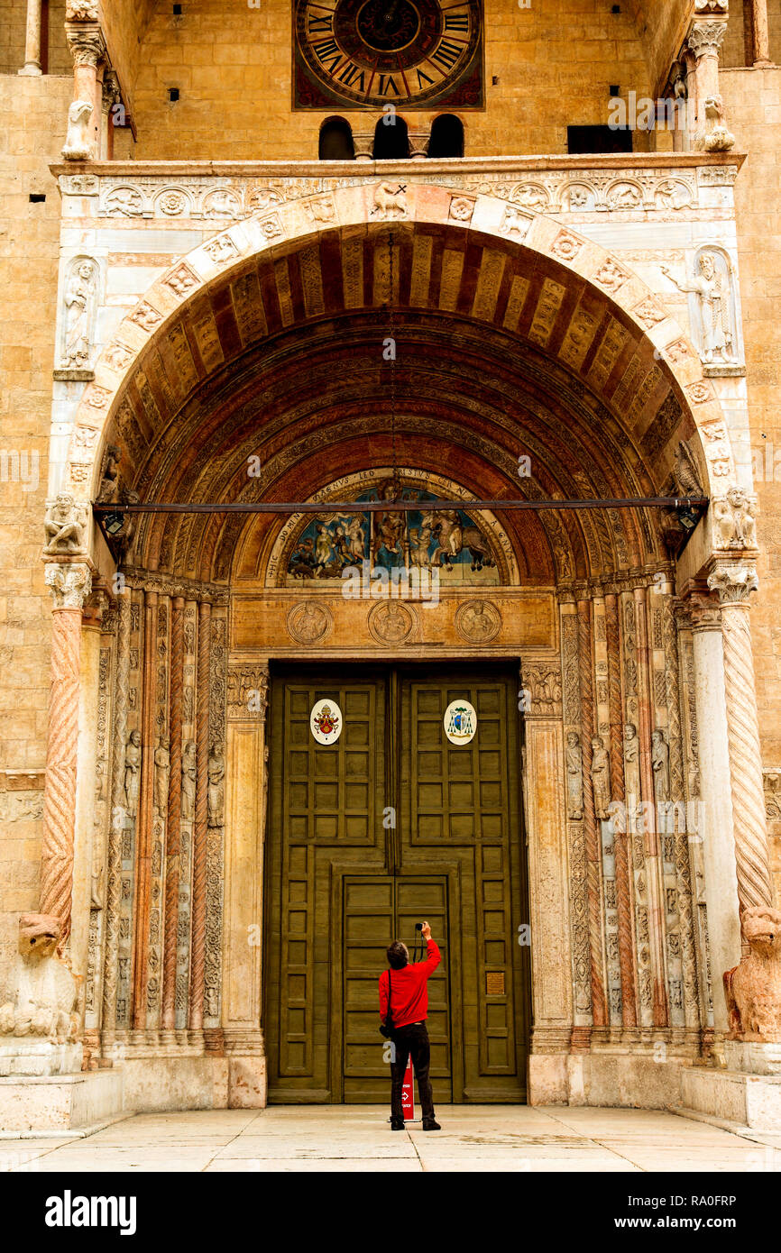 The Romanesque entrance of the Duomo in Verona Stock Photo - Alamy