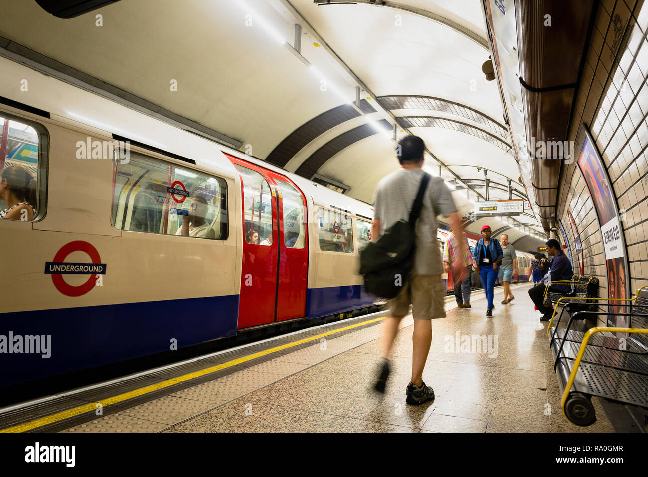 Platform and train at a London Underground station Stock Photo - Alamy