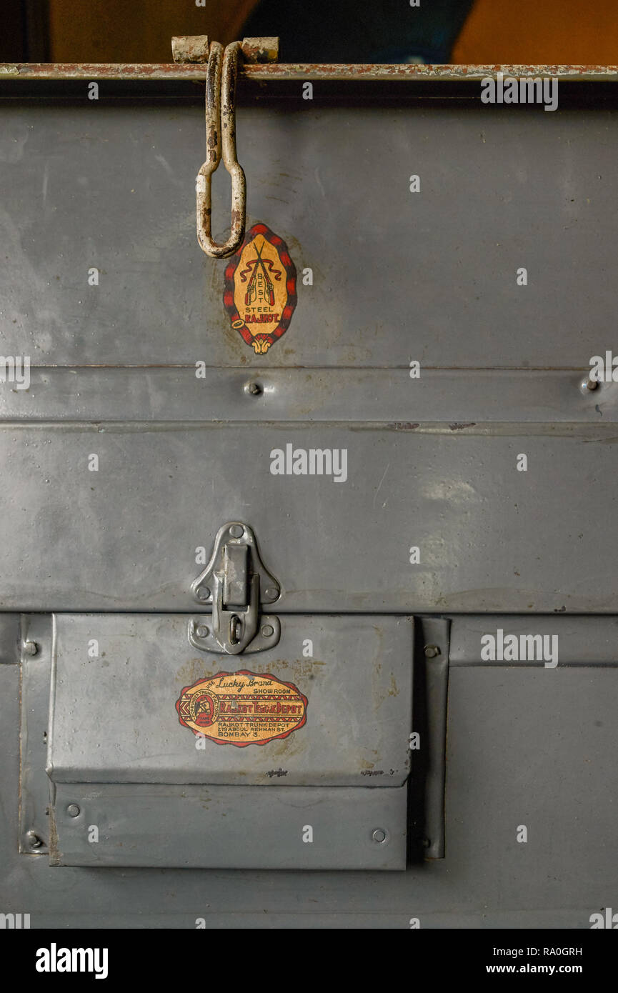 16-Dec-2018-Vintage Travel Trunk Stickers Old Fashioned Luggage Trunk ...