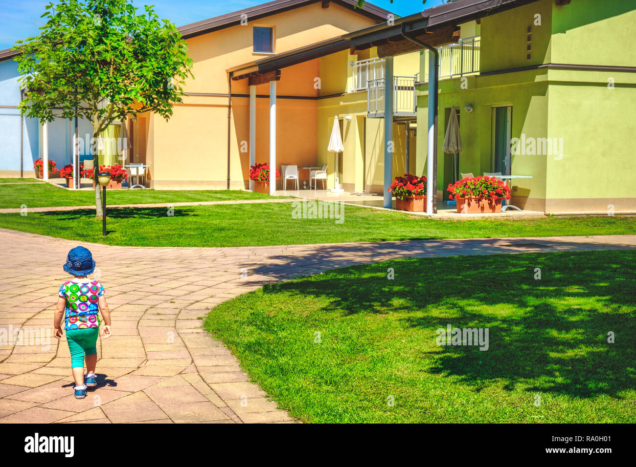 Background right houses hi-res stock photography and images - Alamy