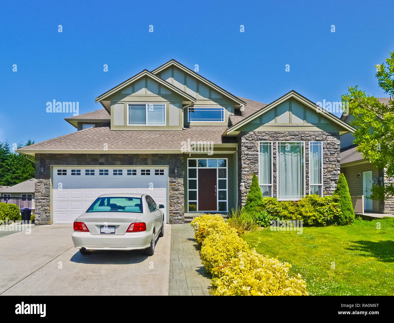 Expensive car driveway hi-res stock photography and images - Alamy
