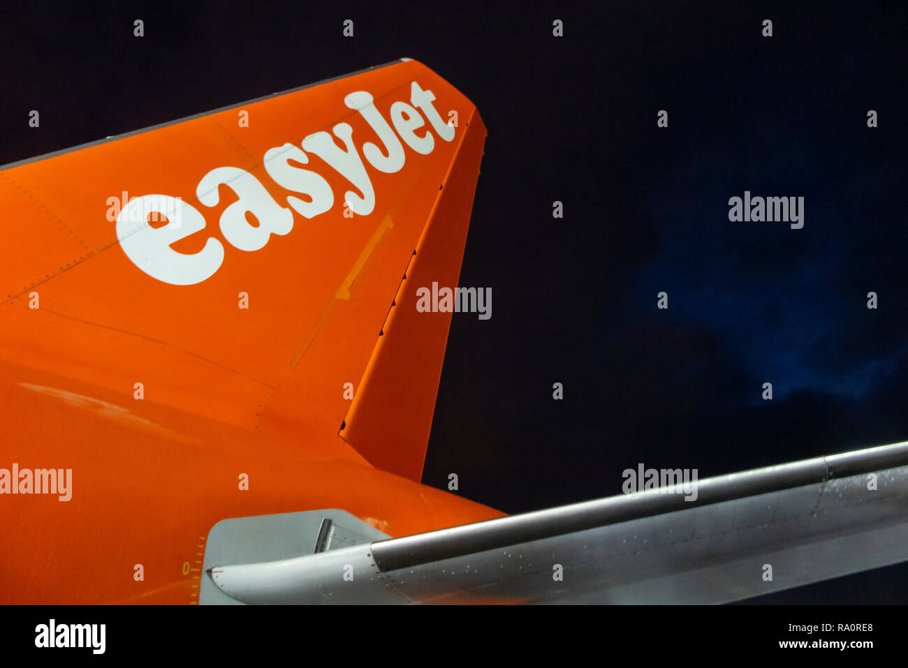 Plane on ground night sky hi-res stock photography and images - Alamy