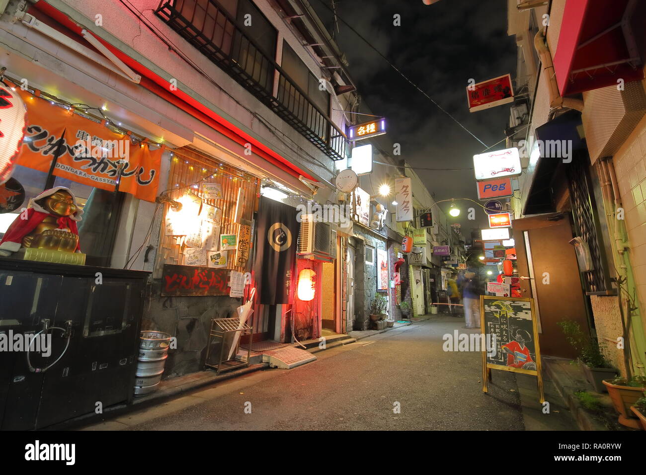 Golden tai bar street in Shinjuku Tokyo Japan Stock Photo - Alamy