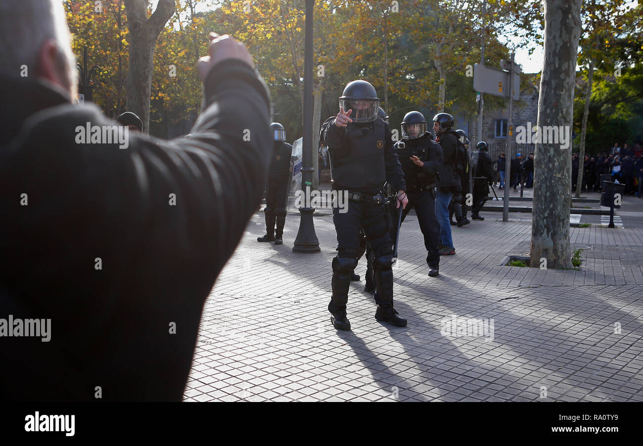 Riot crowd violence hi-res stock photography and images - Alamy