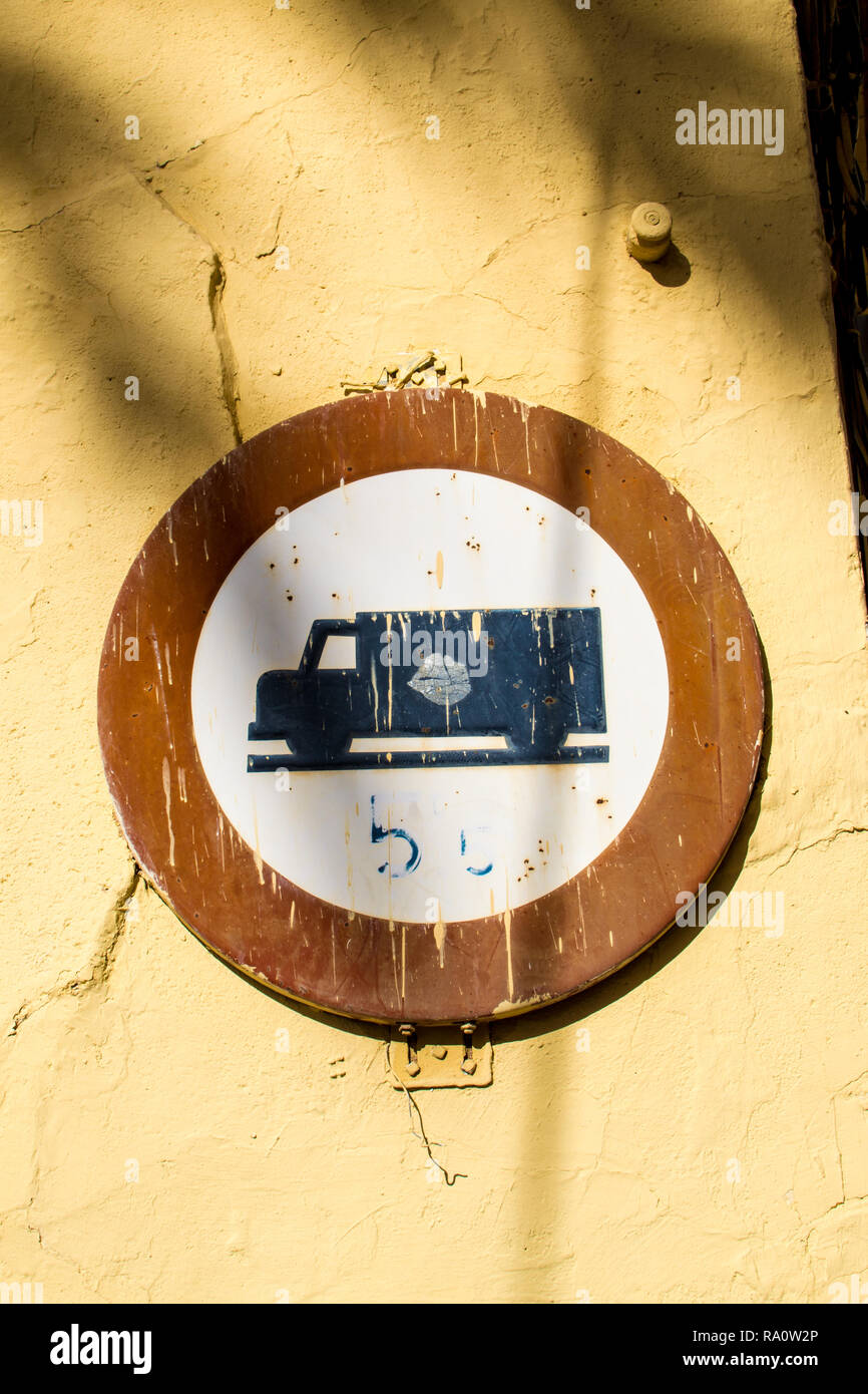 Vintage traffic sign limiting the maximum weight of trucks Stock Photo ...
