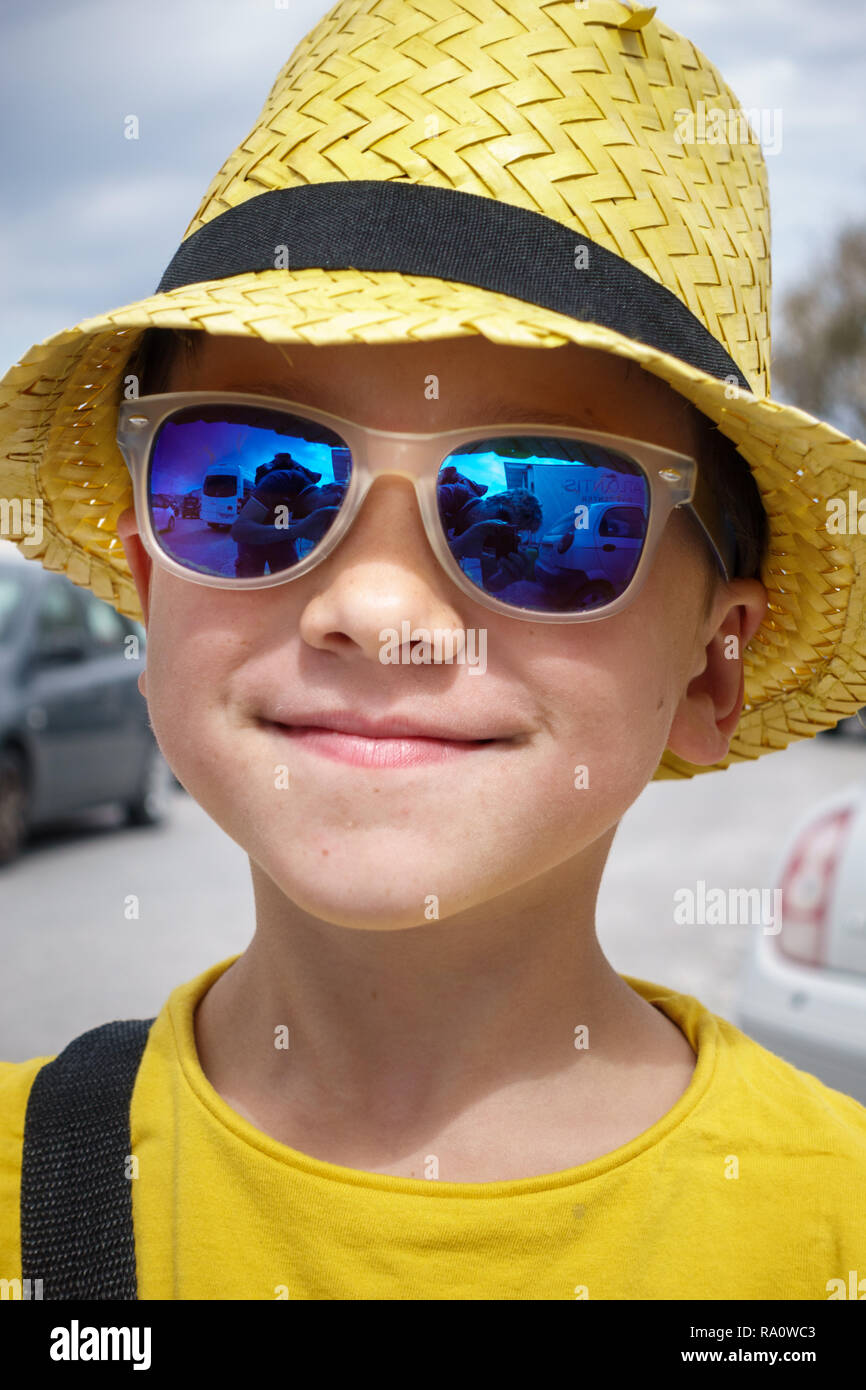 Child sun hat sunglasses hi-res stock photography and images - Alamy