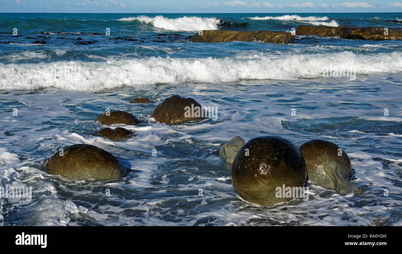 Ward beach boulders hi-res stock photography and images - Alamy