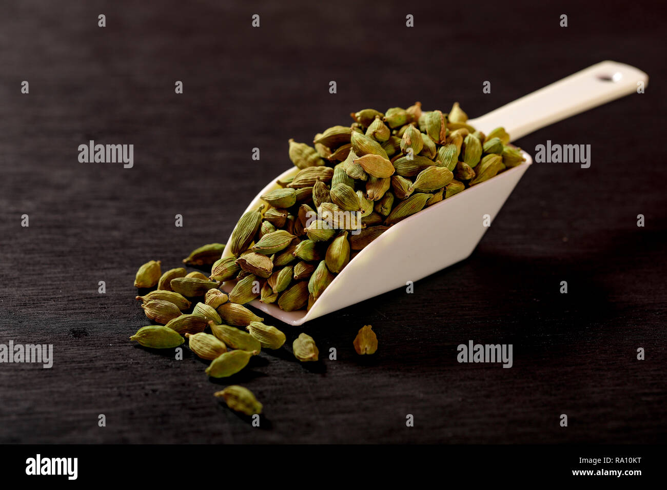 Green cardamom texture hi-res stock photography and images - Alamy