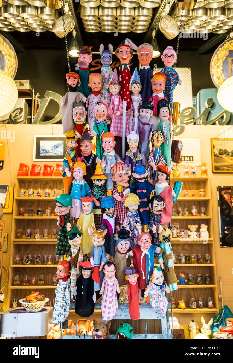 Paris puppet show hi-res stock photography and images - Alamy