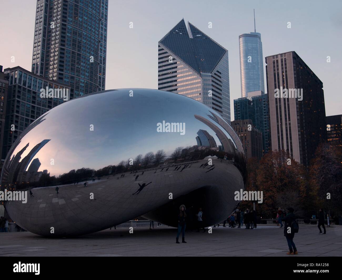 Chicago skyline reflection cloud gate hi-res stock photography and ...