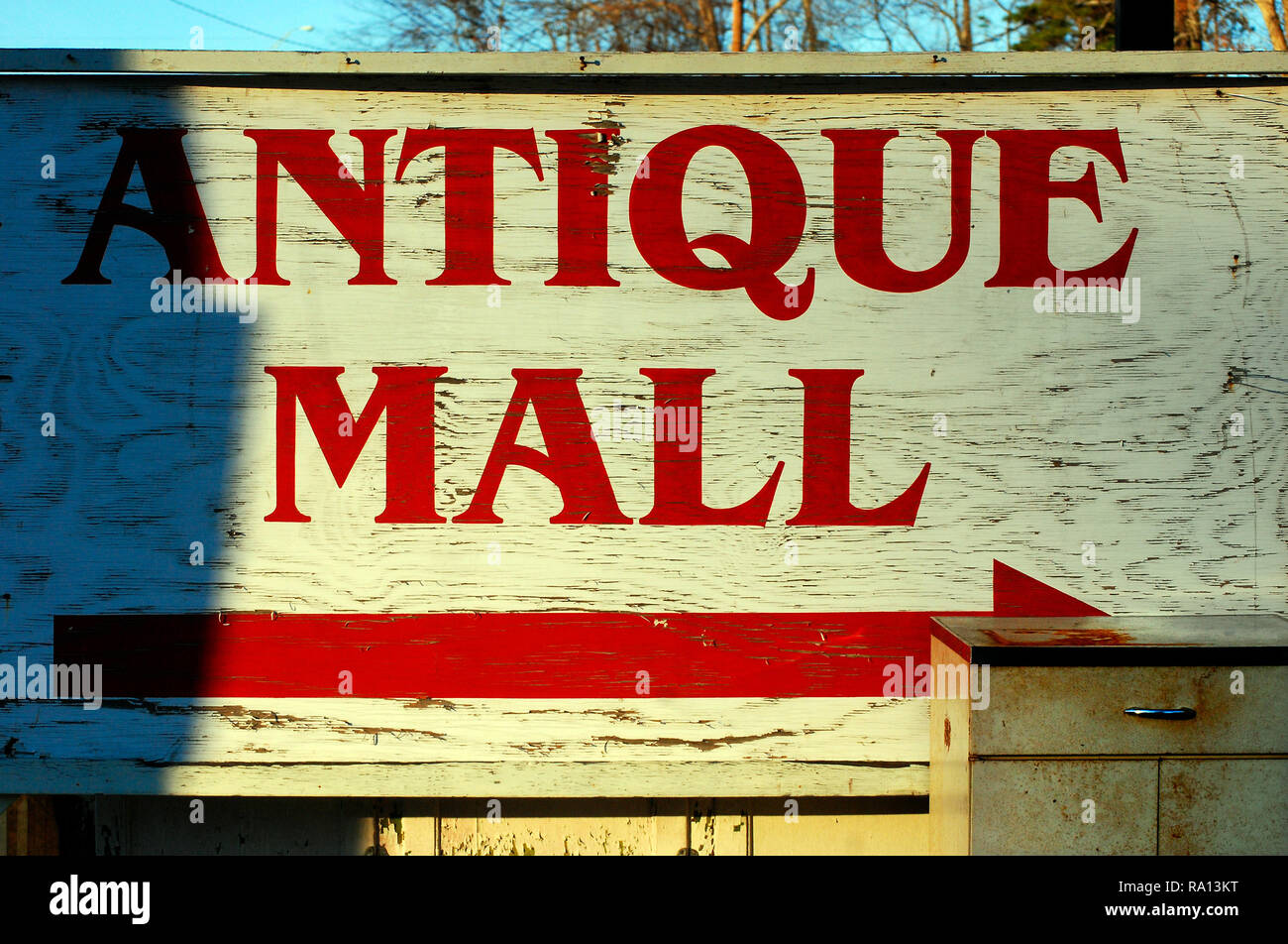 Antique shop sign hi-res stock photography and images - Alamy