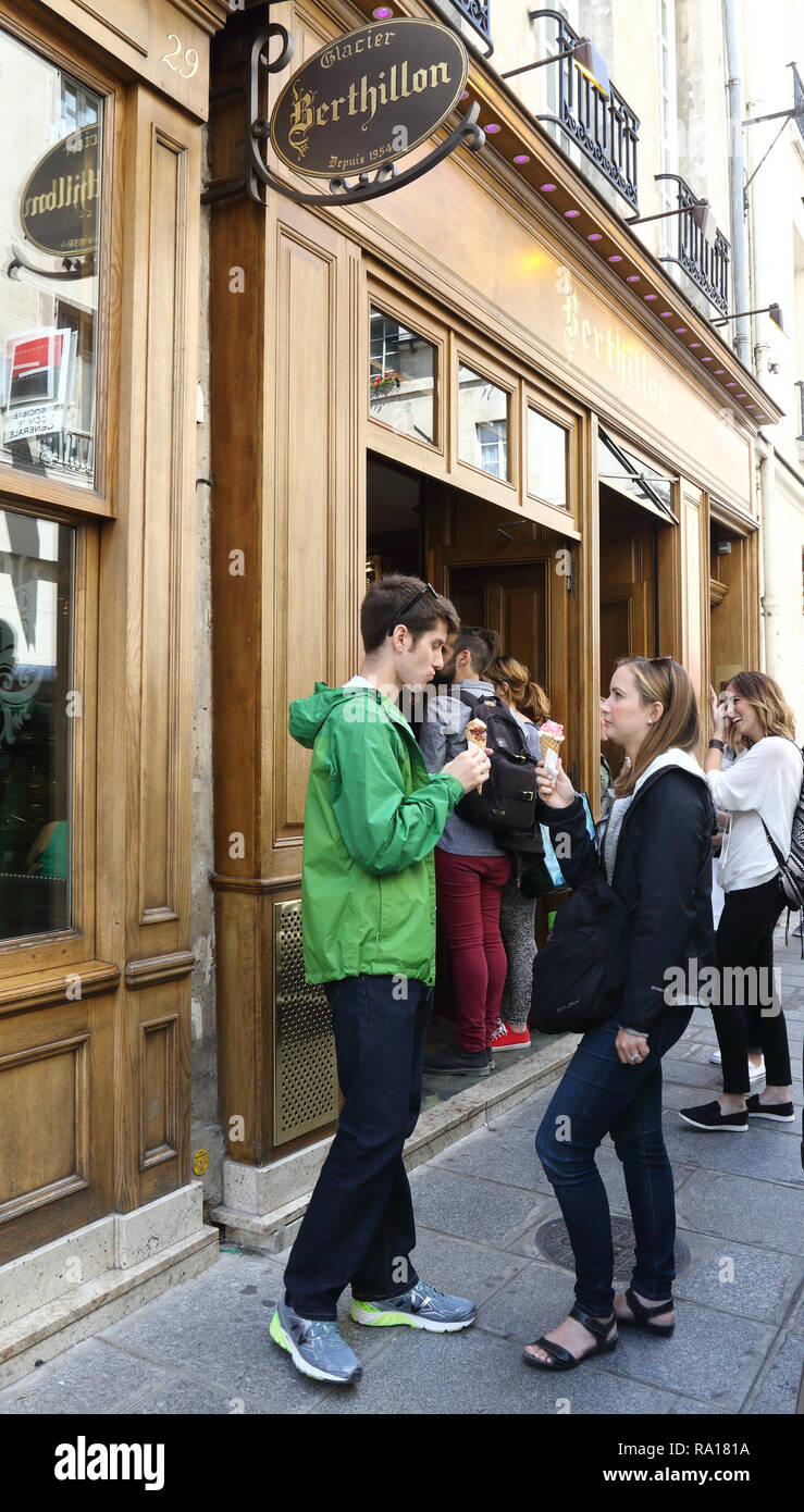 December 22, 2018 - Paris, France - A couple seen eating ice cream at ...