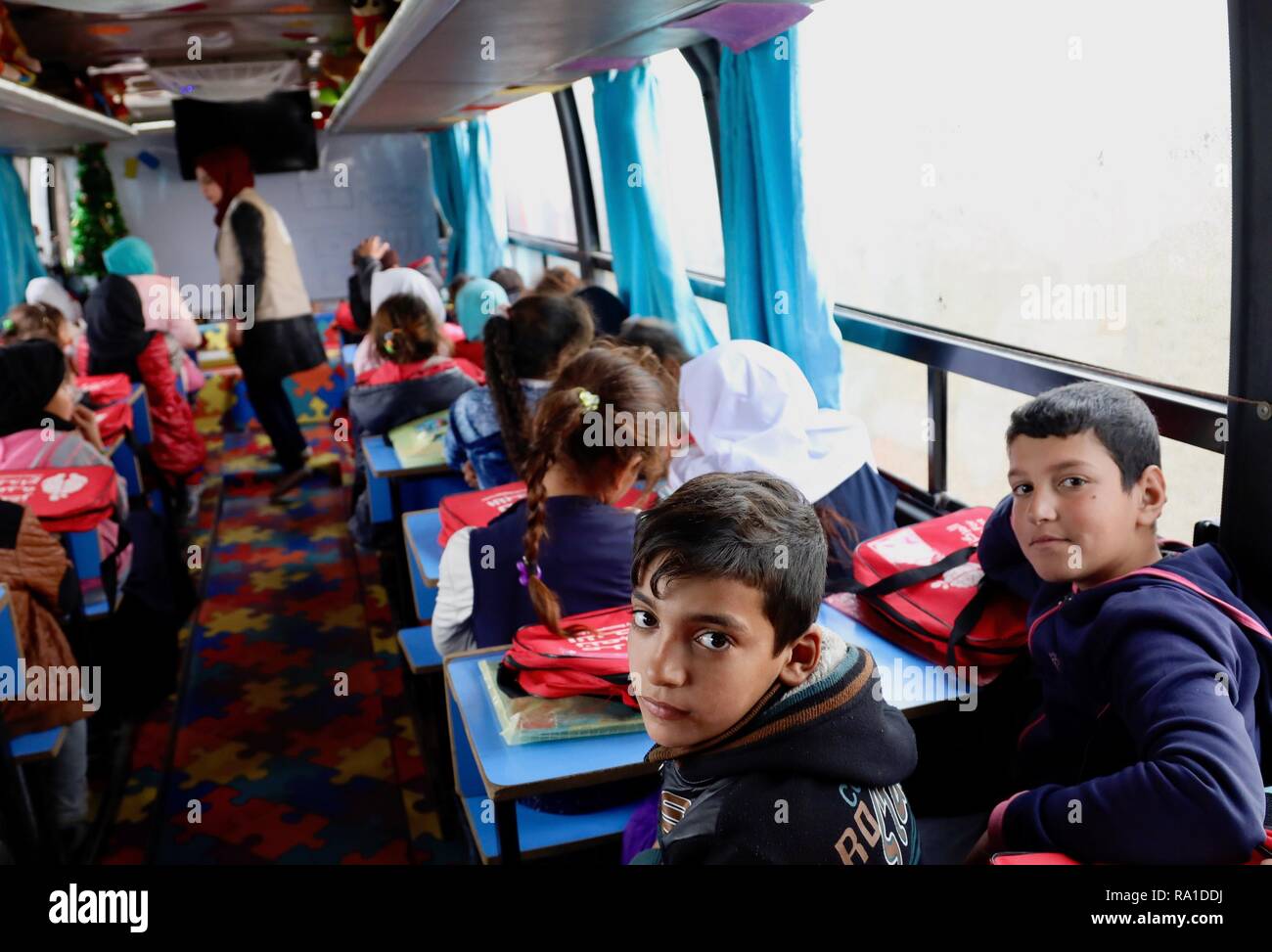 Baghdad, Iraq. 30th December 2018. Displaced children take their class ...