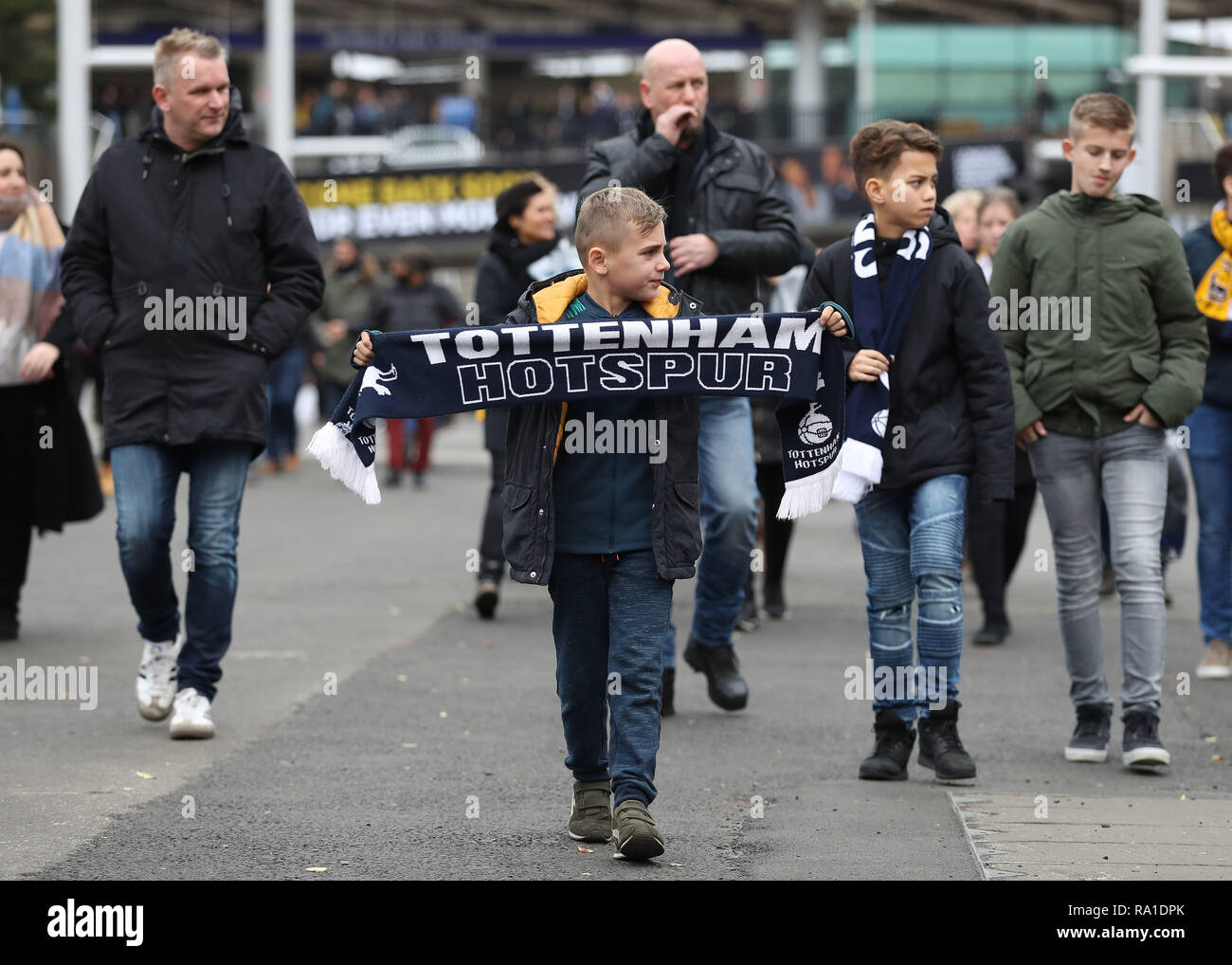 Sporting a tottenham hotspur scarf hi-res stock photography and images ...