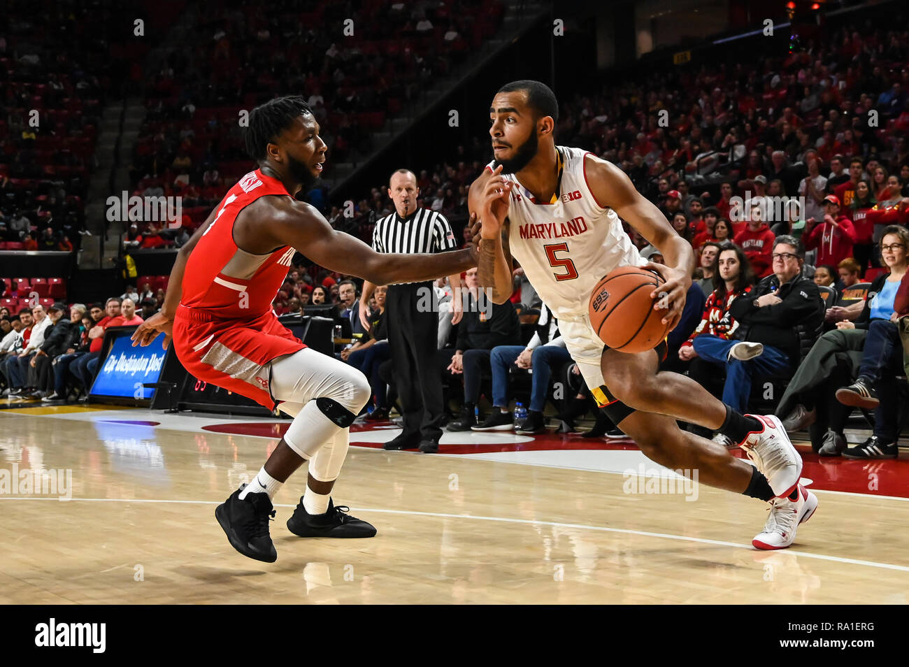 Maryland, USA. 29th Dec, 2018. DONALD HICKS (5) defends against ERIC ...