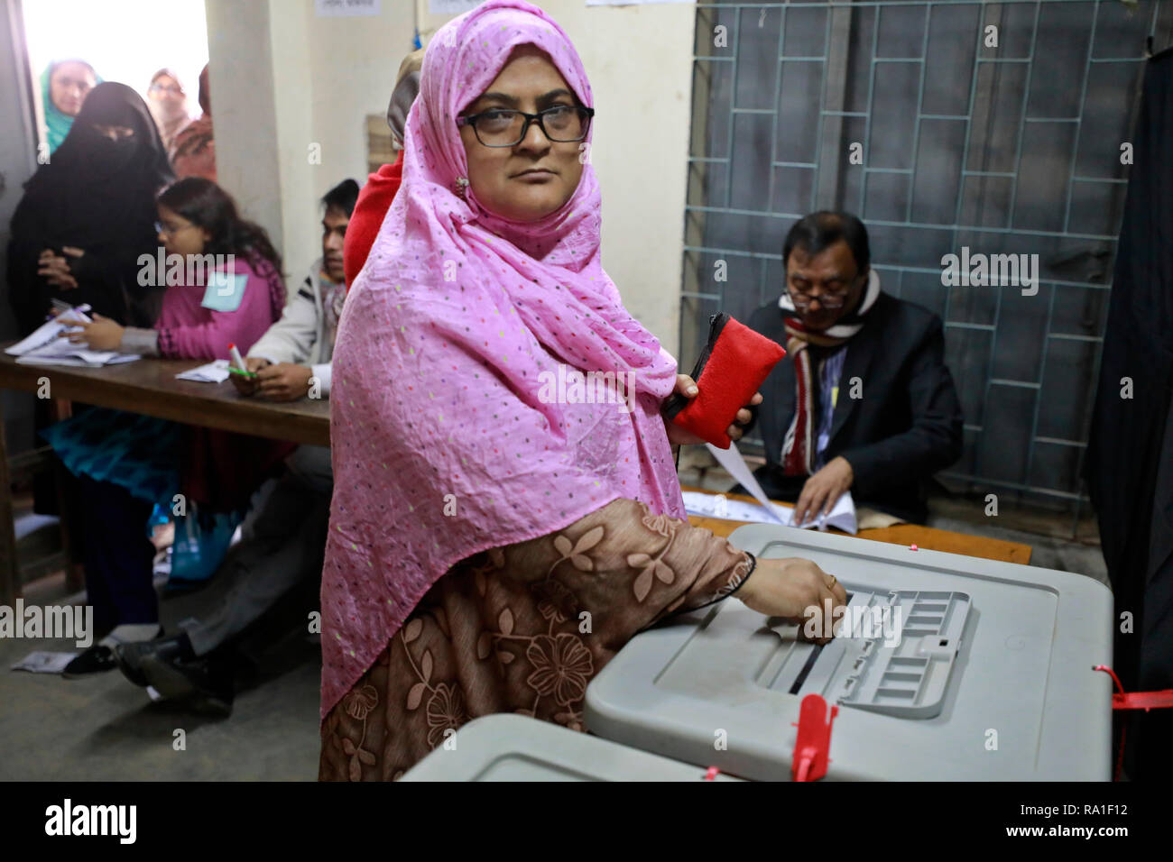 Dhaka, Bangladesh. 30 December 2018. 11th parliament election of Bangladesh, Woman casts her ...