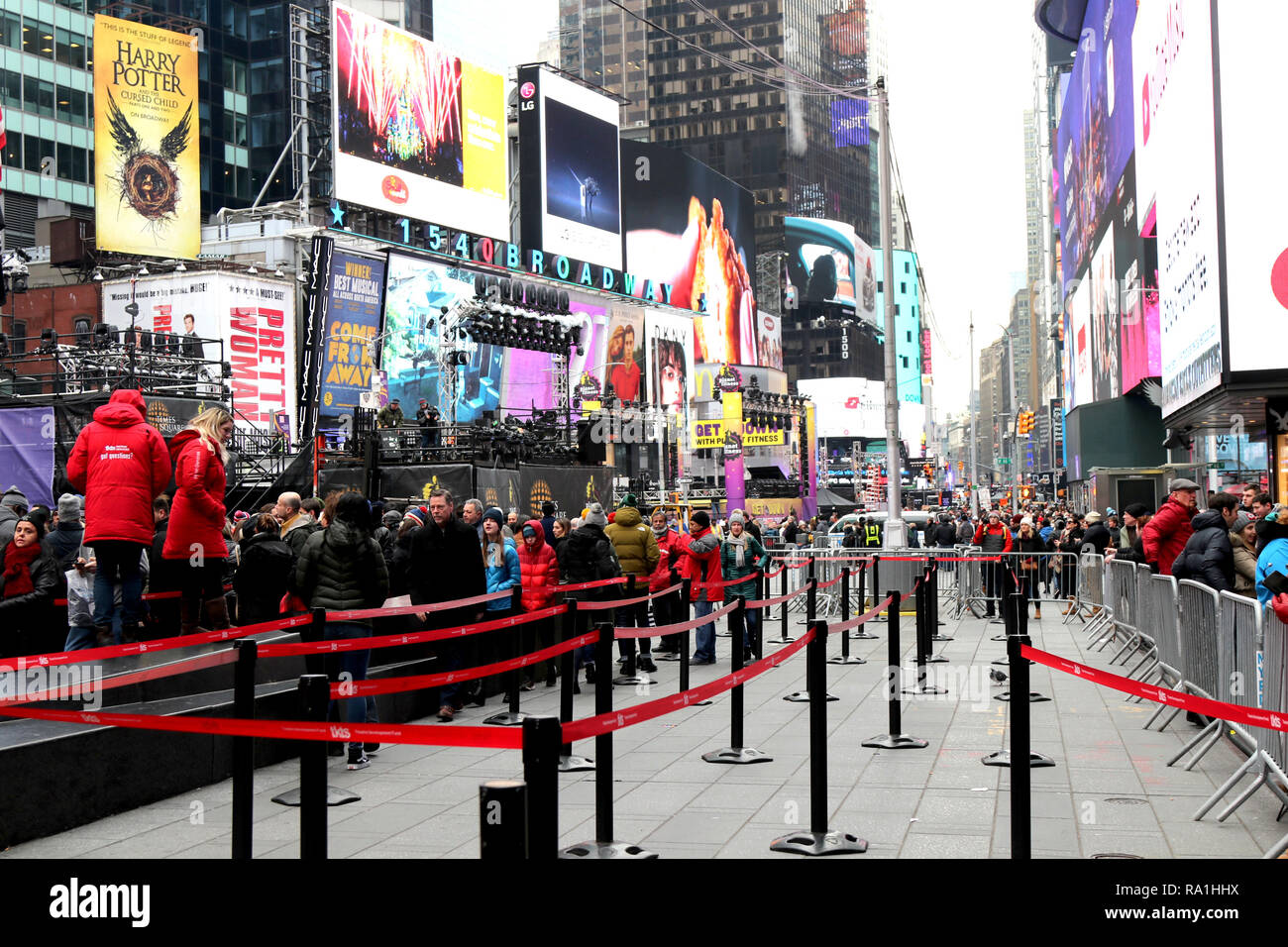 Times square new york crowds 2019 hi-res stock photography and images ...