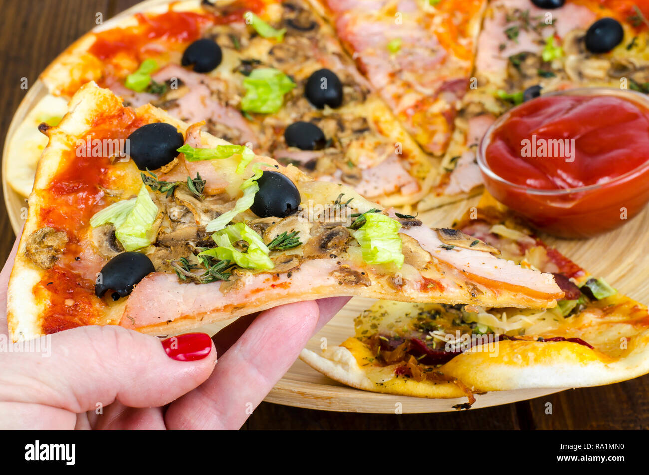 Group hands grabbing pizza hi-res stock photography and images - Alamy