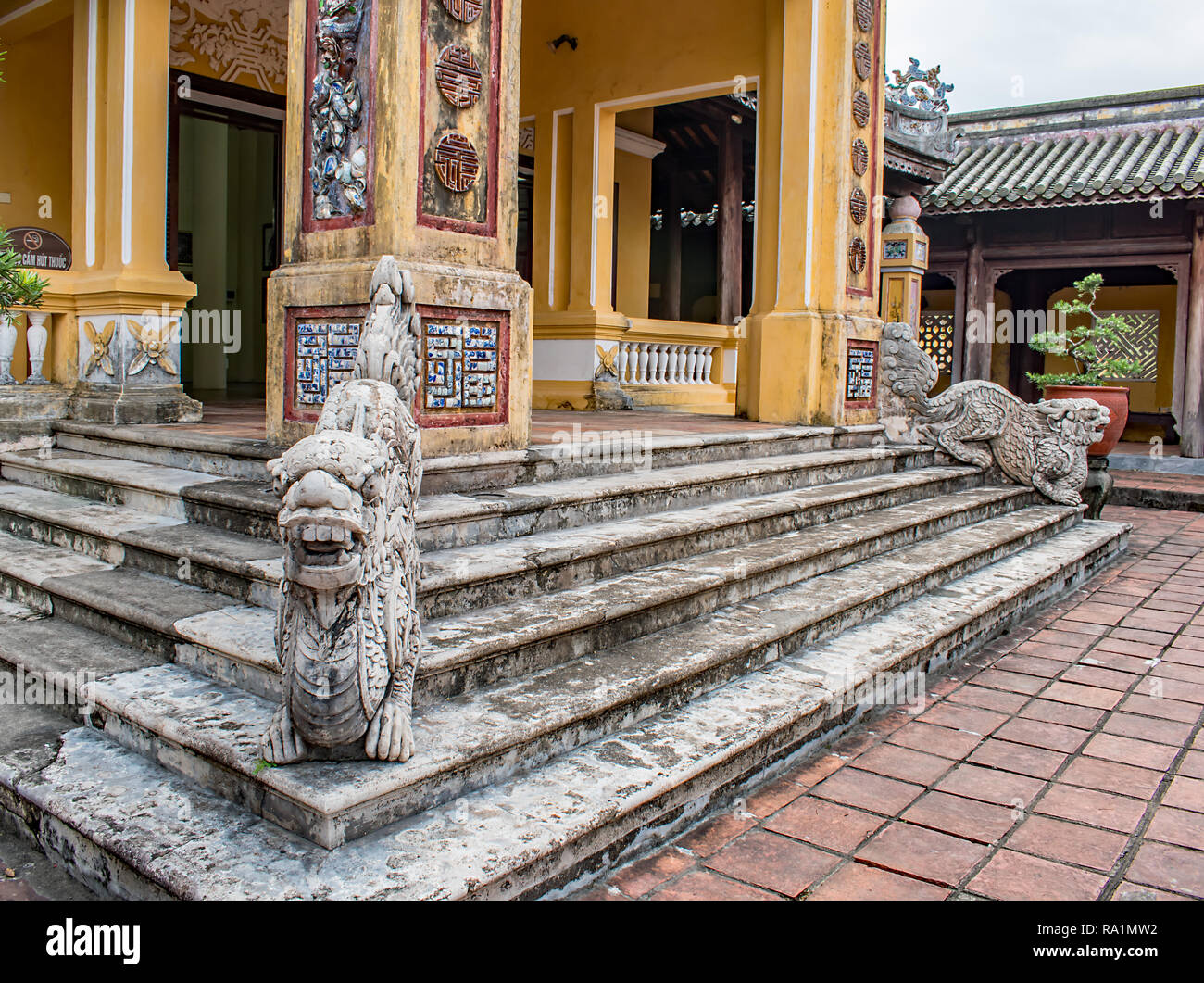 Vietnam pavilion tomb emperor hi-res stock photography and images - Alamy