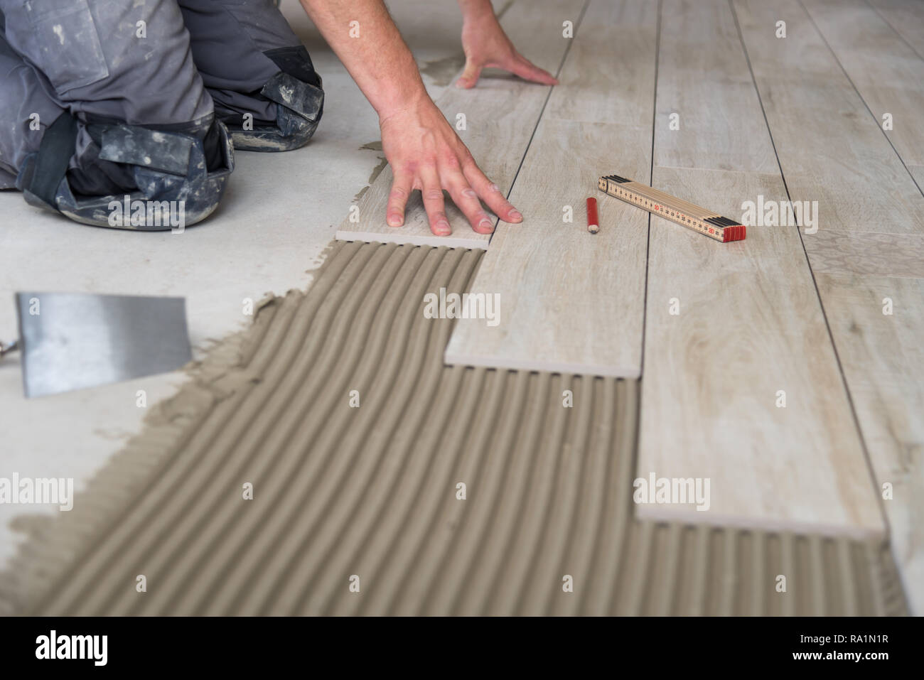 Laying ceramic tiles hi-res stock photography and images - Alamy