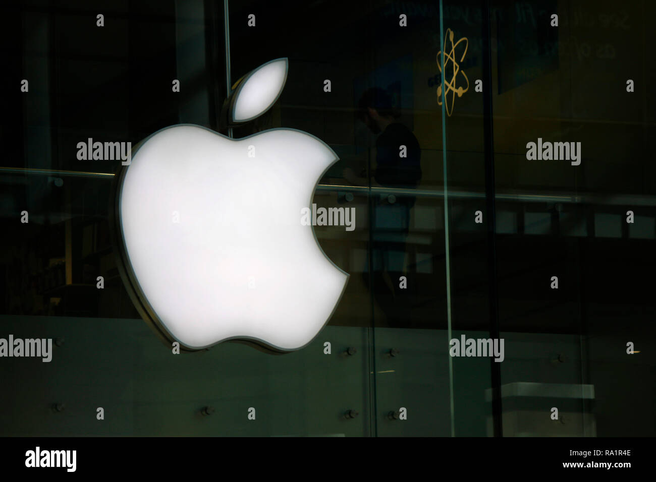 das Logo der Marke/ the logo of the brand "Apple", Belfast, Nordirland ...