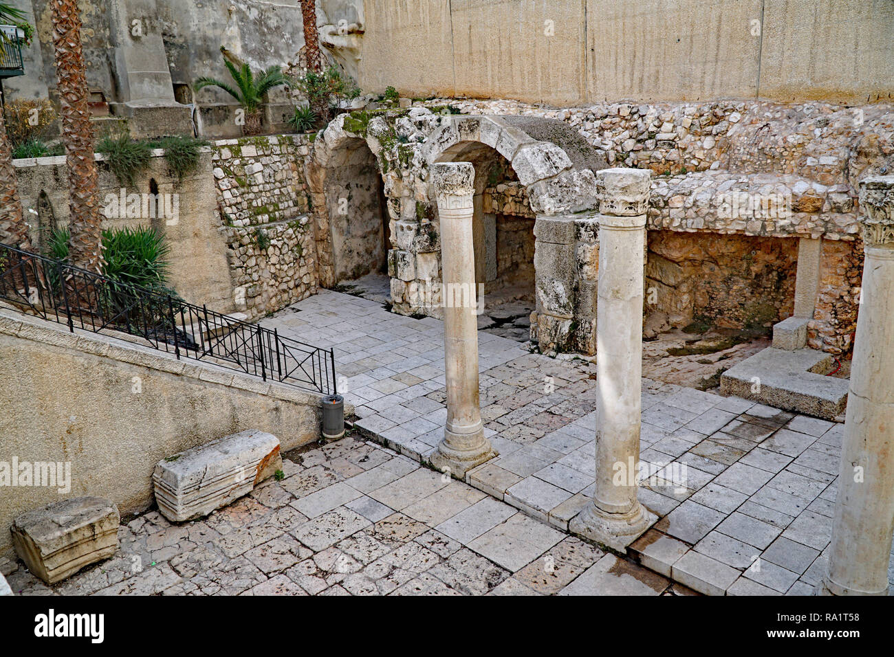 Old City of Jerusalem, Byzantine ruins of the Cardo Stock Photo - Alamy