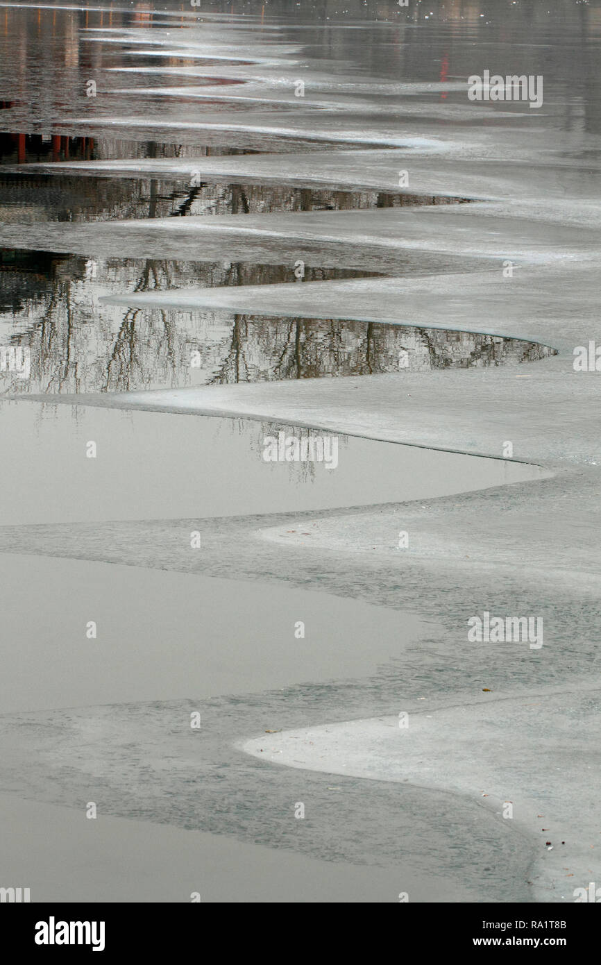 Iced over. Frozen Kunming Lake at the Summer Palace, Beijing, China ...