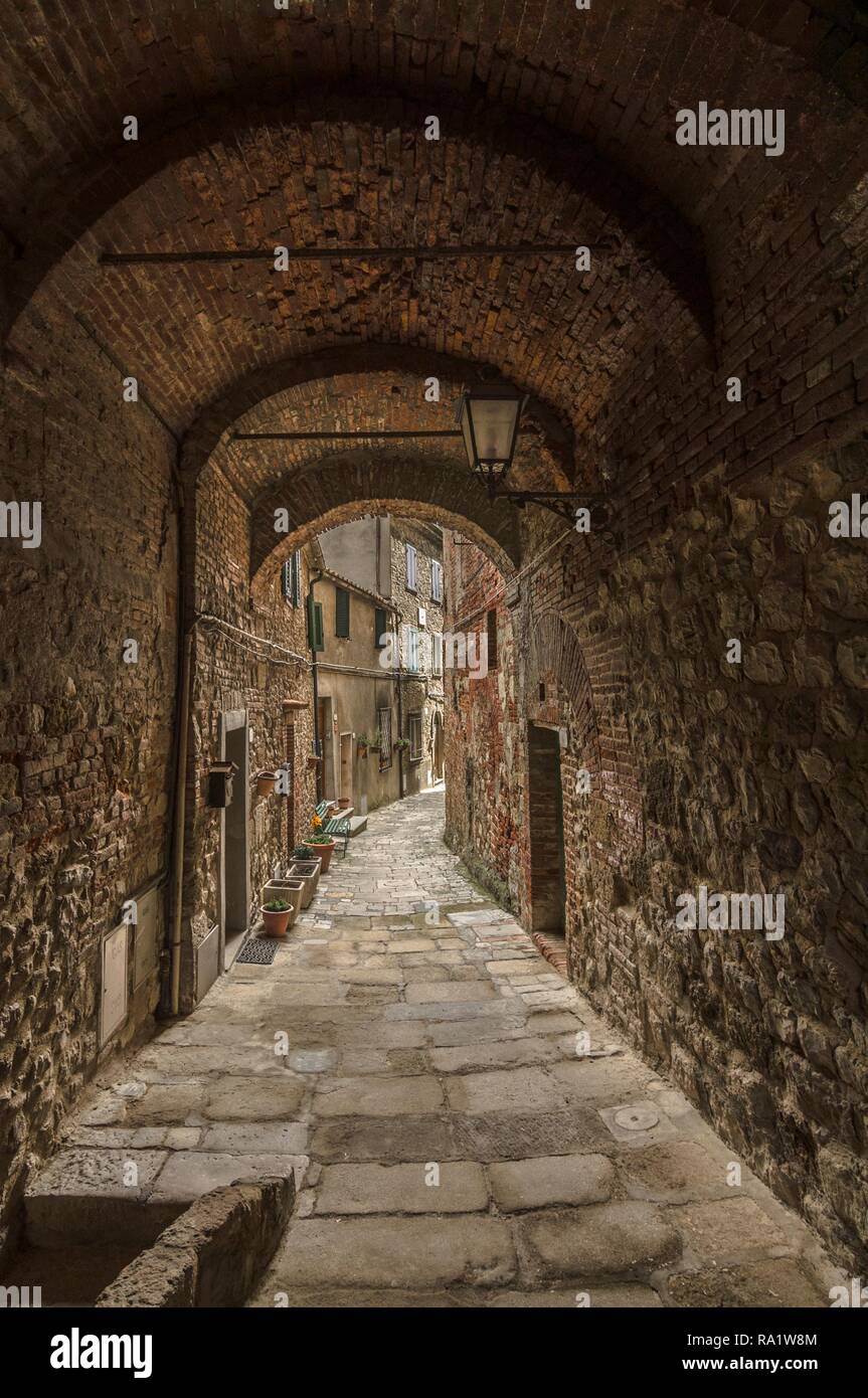 Ancient and characteristic medieval alley (Chiusdino, Italy Stock Photo ...