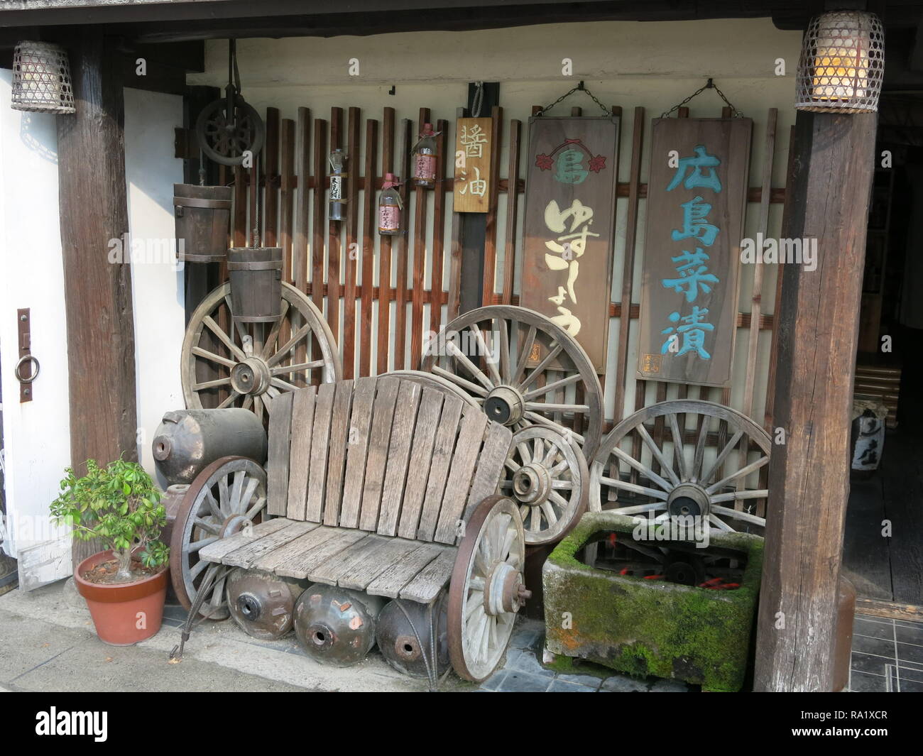 Japanese wooden buckets hi-res stock photography and images - Alamy