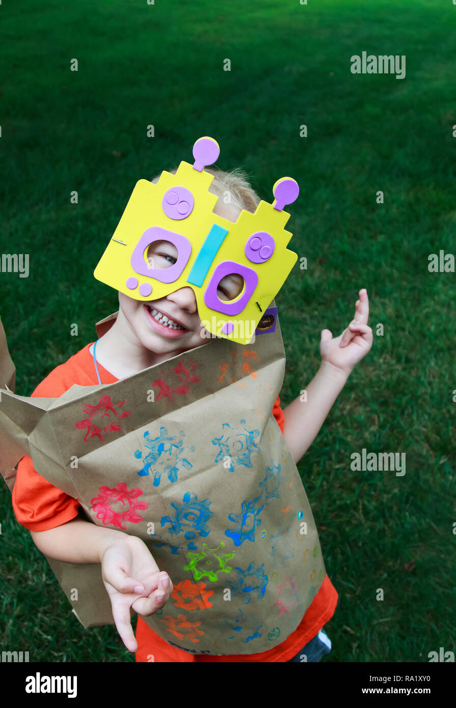 Cardboard robot costume hi-res stock photography and images - Alamy