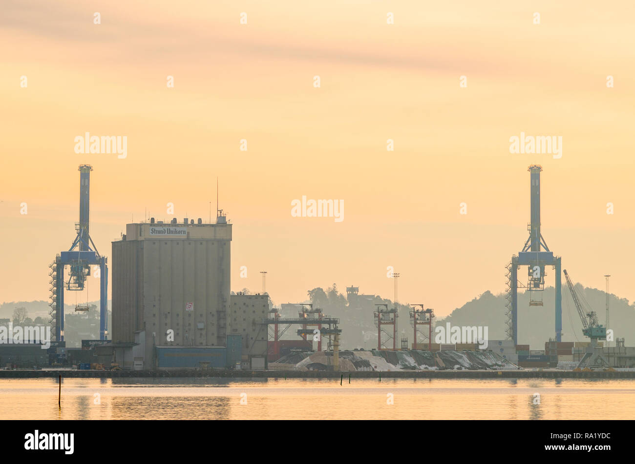 Container cranes hi-res stock photography and images - Alamy