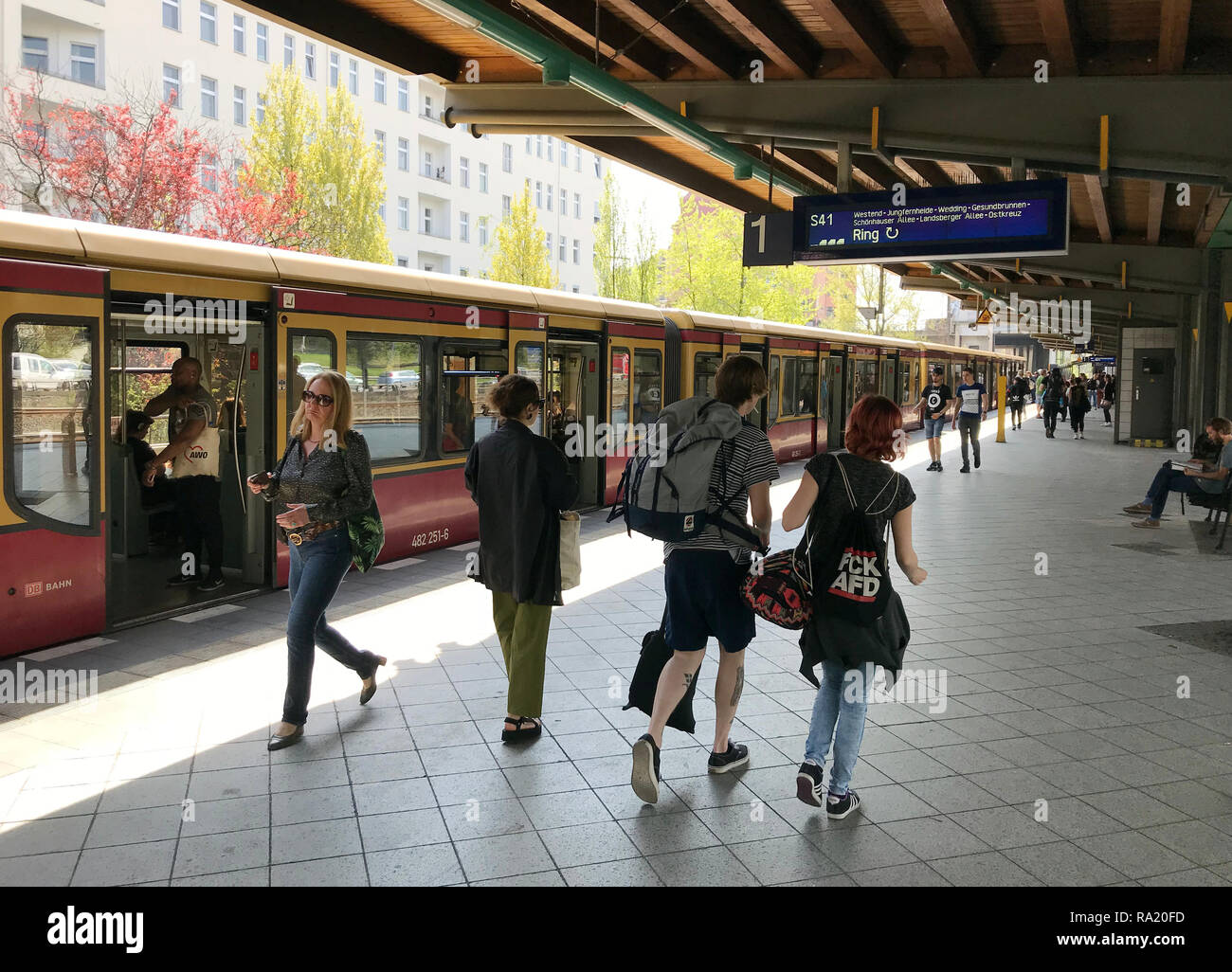 Menschen auf dem bahnsteig hi-res stock photography and images - Alamy