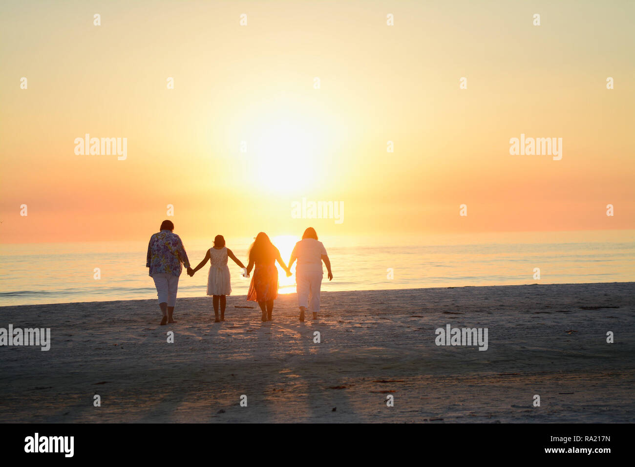 Couple facing silhouette hi-res stock photography and images - Alamy