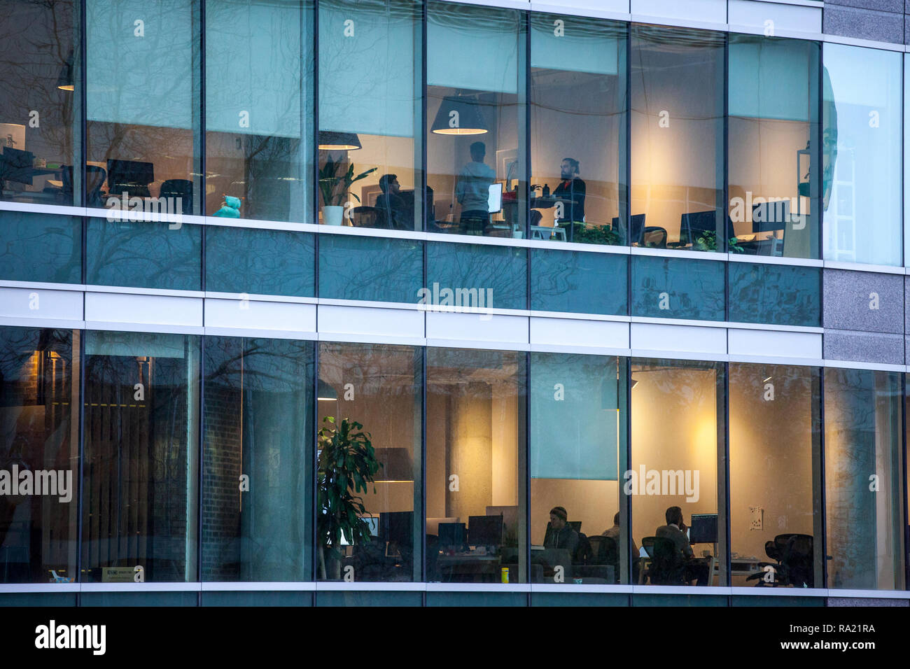 Working in a skyscraper hi-res stock photography and images - Alamy