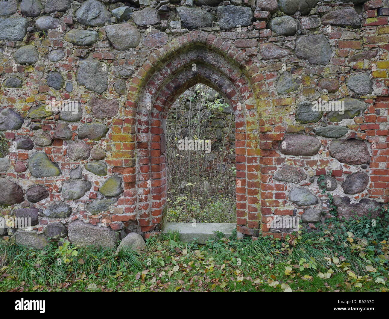 Dark silhouette of wall ruin hi-res stock photography and images - Alamy