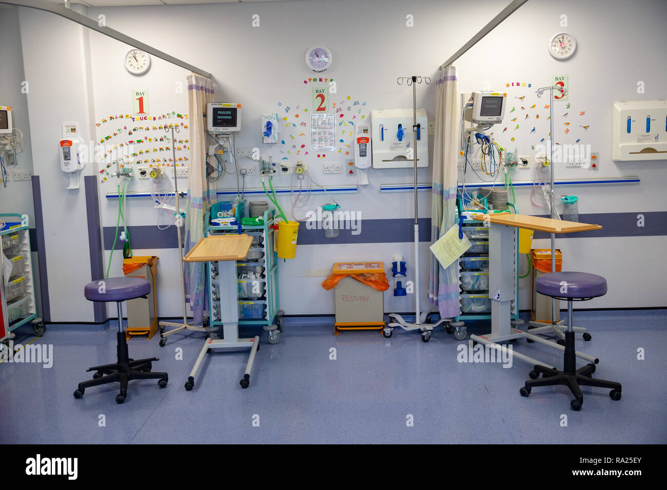 Childrens ward nhs hi-res stock photography and images - Alamy