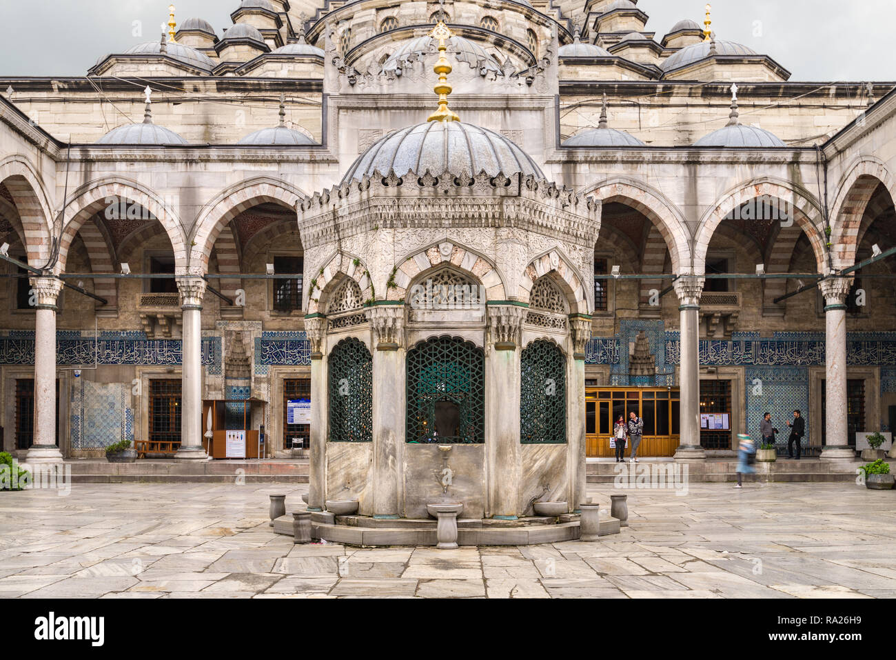 Fountain mosque hi-res stock photography and images - Alamy