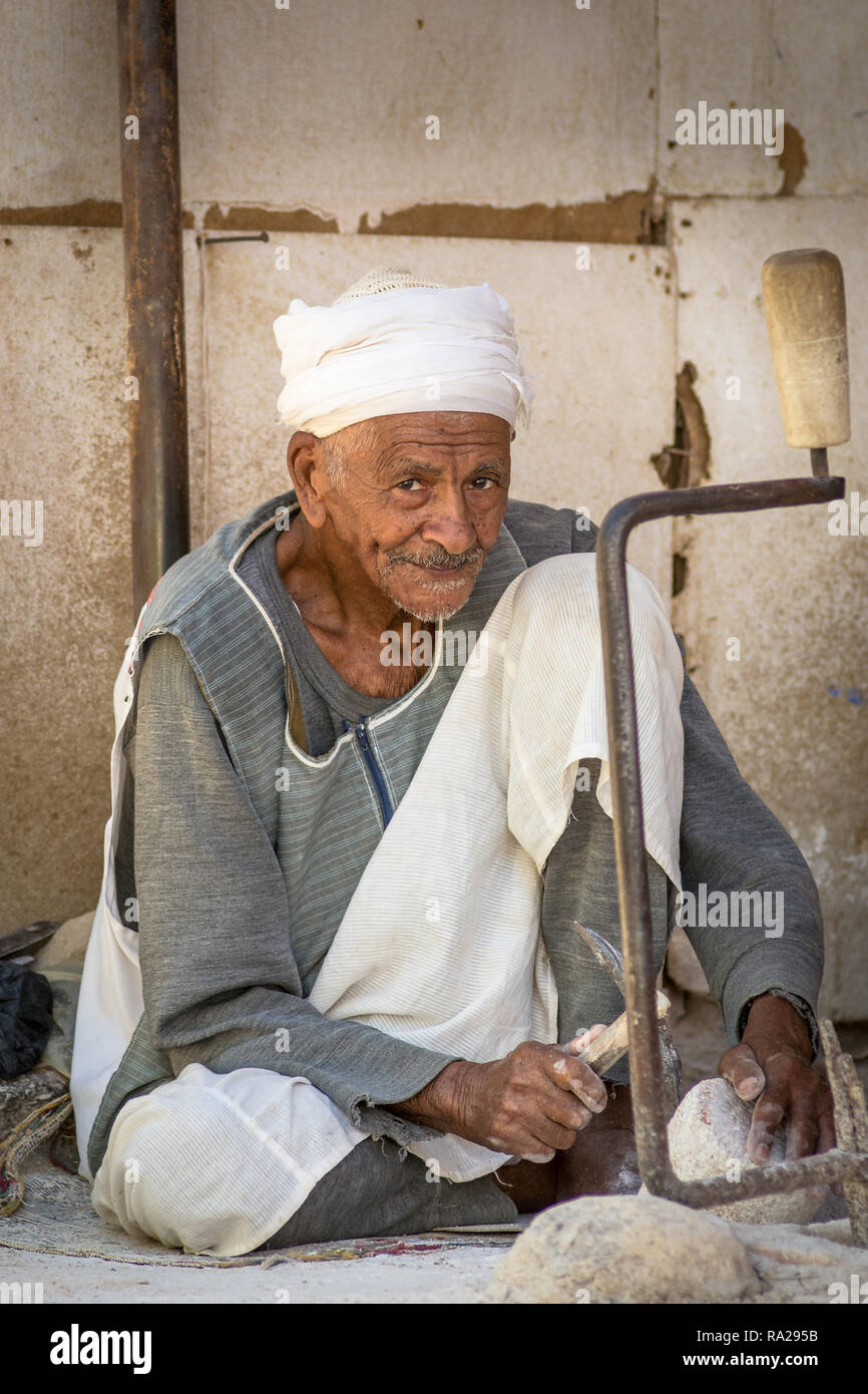 Egyptian men drinking tea hi-res stock photography and images - Alamy