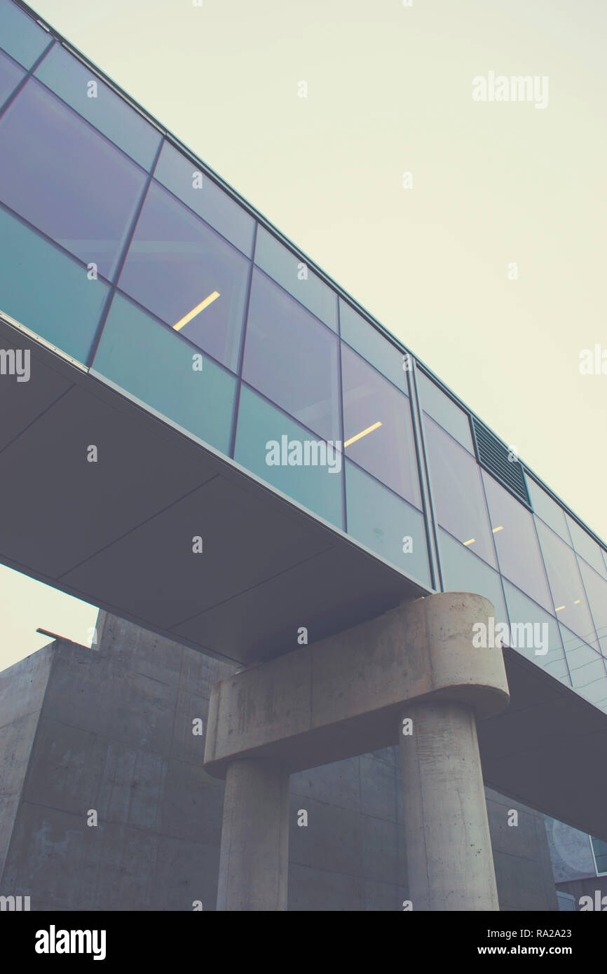 Bridge connecting two buildings hi-res stock photography and images - Alamy