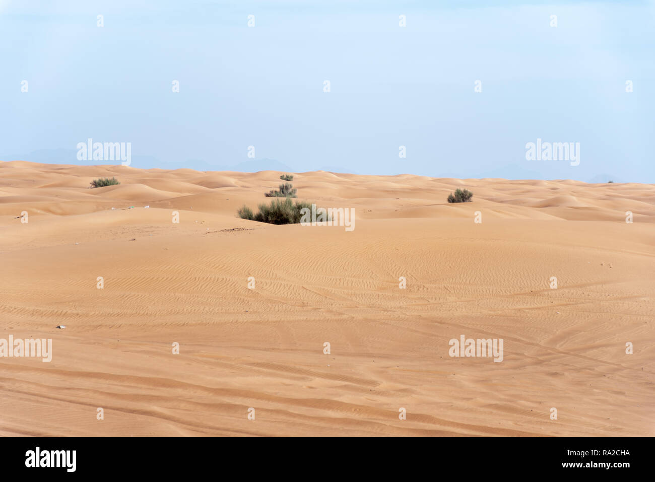 Big red desert dubai hi-res stock photography and images - Alamy