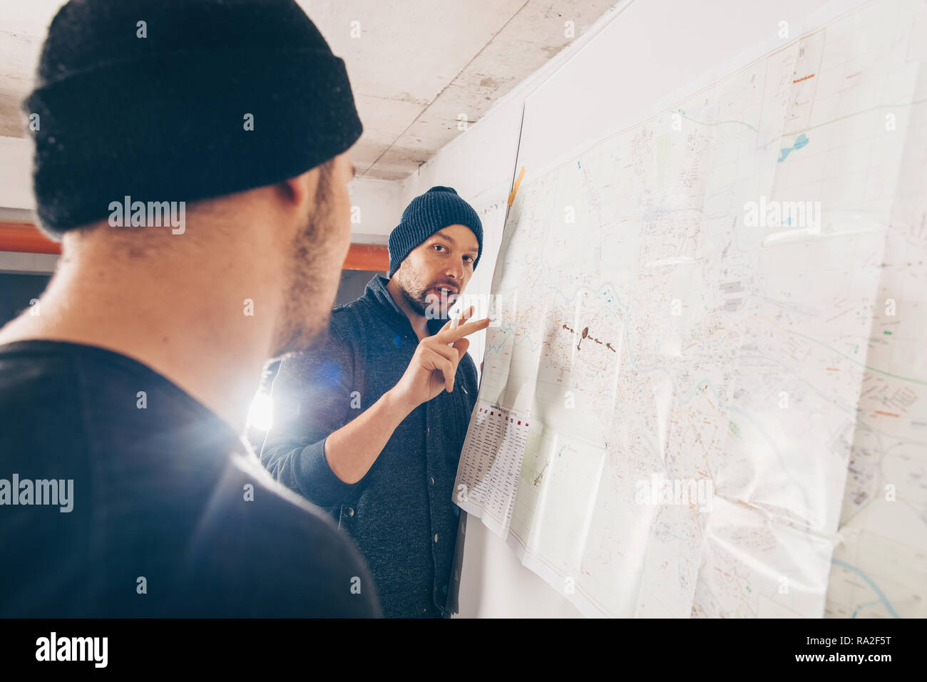 Men arguing and map hi-res stock photography and images - Alamy