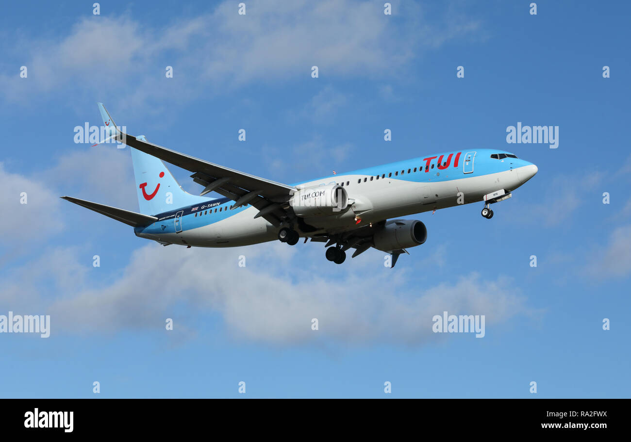Tui boeing 737 800 hi-res stock photography and images - Alamy