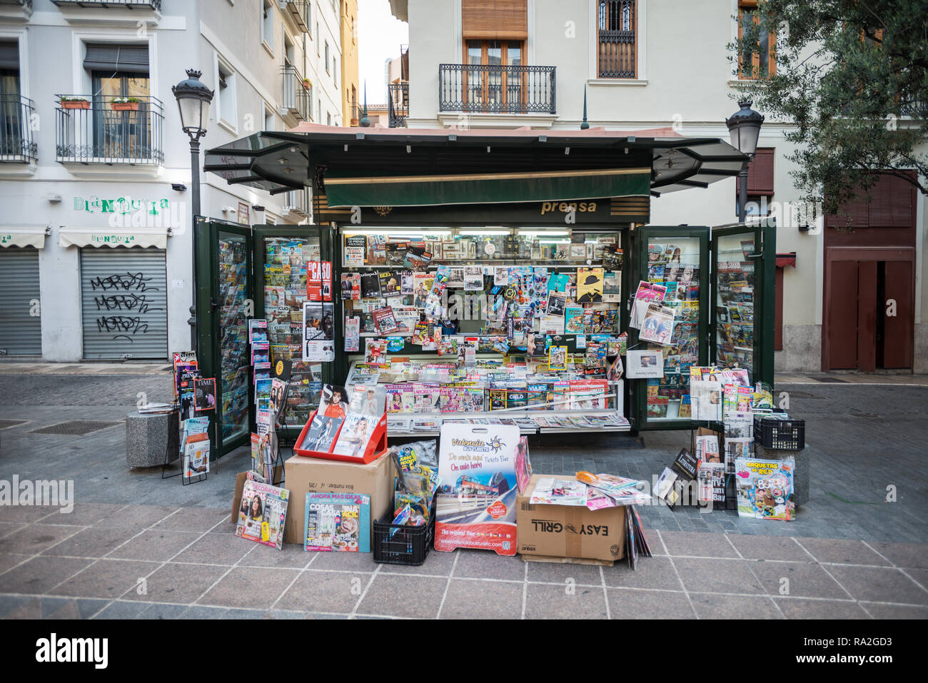 Newspaper kiosk booth newspapers hi-res stock photography and images ...